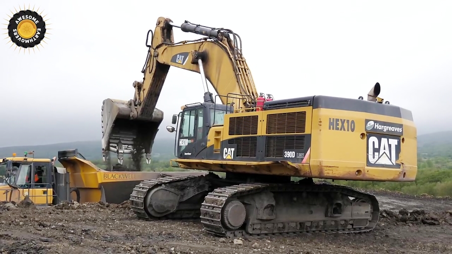 ابر ماشین های سنگسن ماشین های غول آسا _Cat 390D Excavator Loading Trucks.