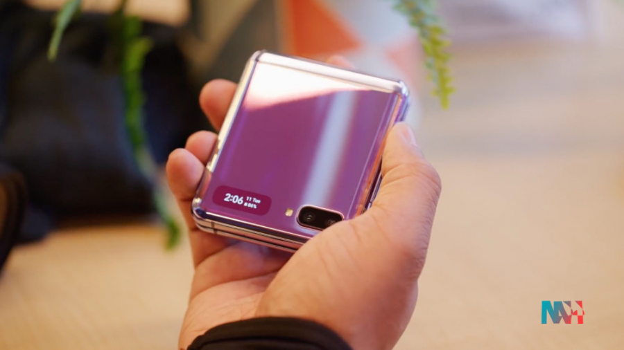 نگاه اولیه به سامسونگ گلکسی z flip؛ گوشیتو تا کن