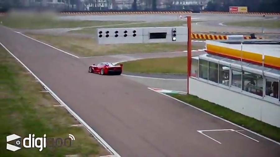 هیجان سباستین فتل، پشت فرمان قدرتمندترین خودروی فراری