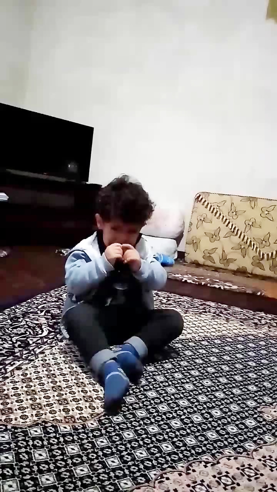 هیوا داره گریه میکنه منو سوار ماشین کنه