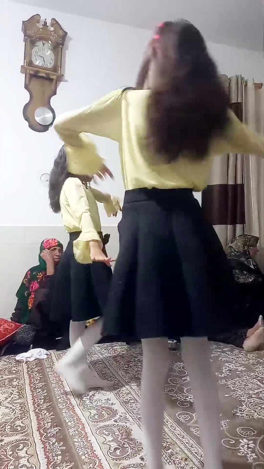 رقص نازنین و خواهرش