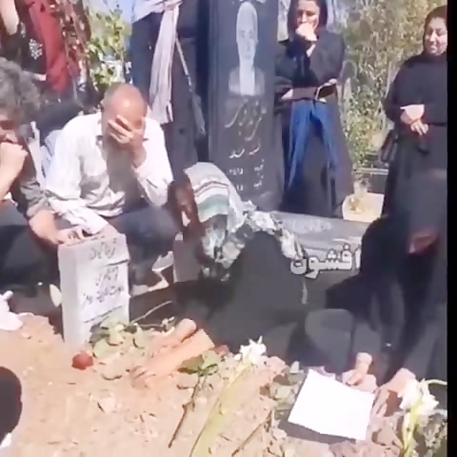 گریه ی مادر مهسا امینی در سر مزارش