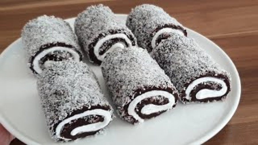 طرز تهیه رولت شکلاتی با خامه شیرینی های خوشمزه خانگی