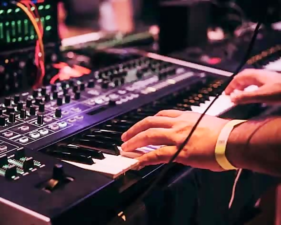 موزیکی به سبک الکترونیک دنس/EDM music