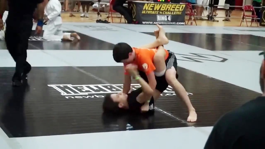 Boy vs Boy grappling / مسابقه گراپلینگ پسر در برابر پسر
