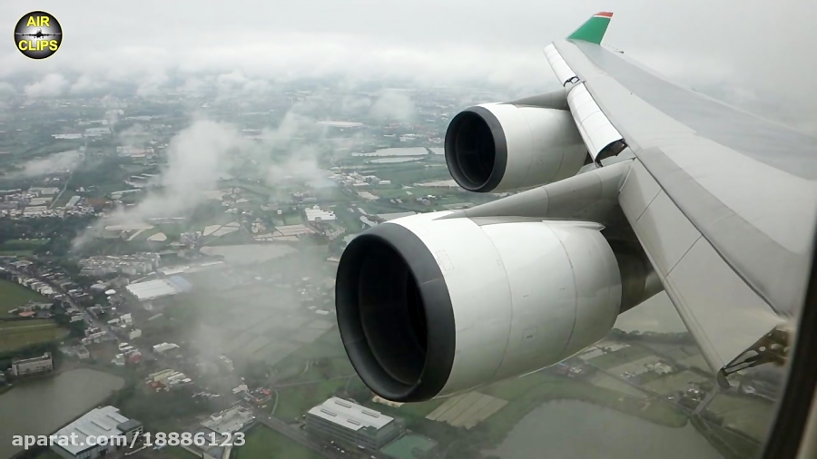 INCREDIBLE!! Boeing 747-400 MEGA SPLASH during thrust reverse - EVA Air ...